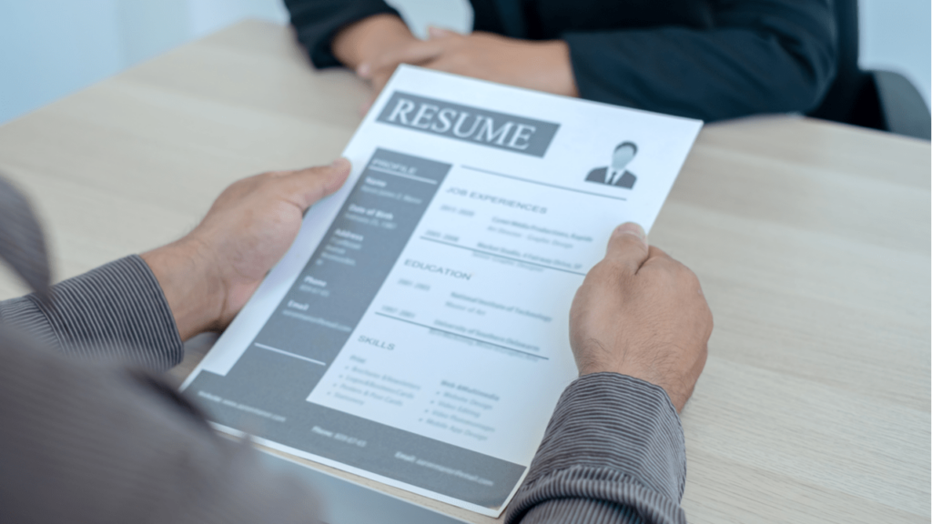 Resume Format For UK 2022: CV Format Requirements, Samples & Tips